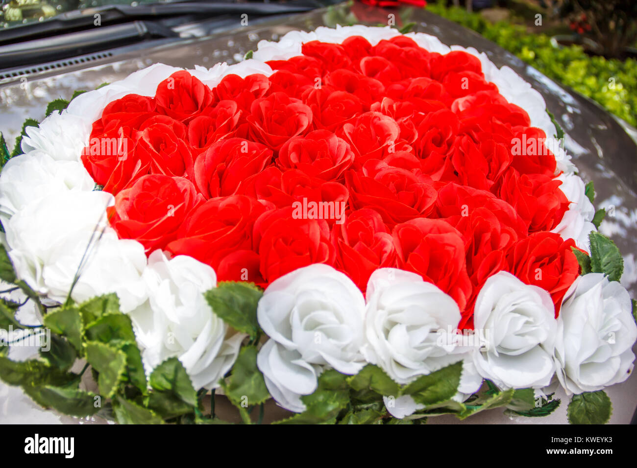 Coeur rouge et blanc en forme de roses bouquet de fleurs de mariage en ...
