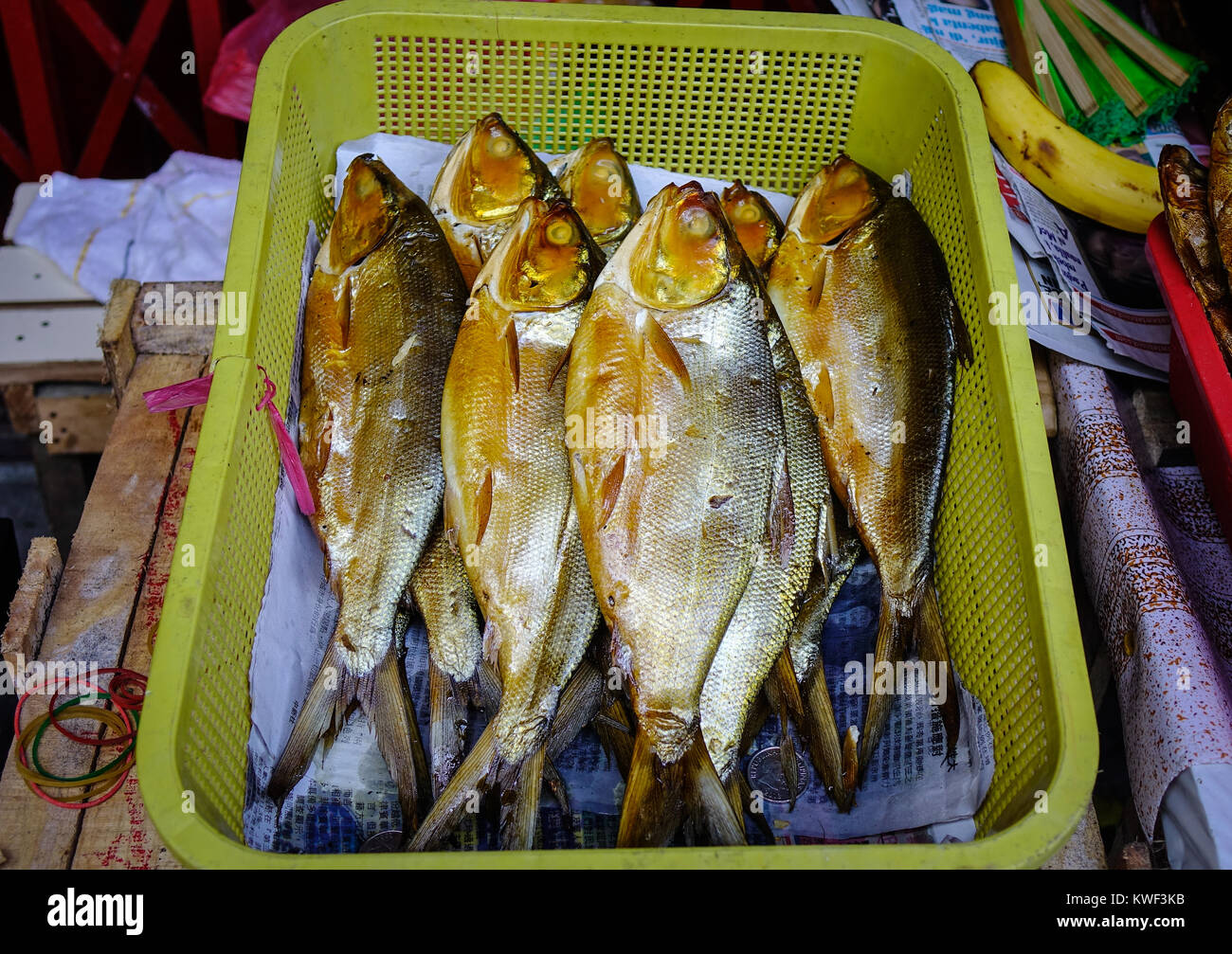 Le poisson salé en vente au marché rural à Manille, aux Philippines ...