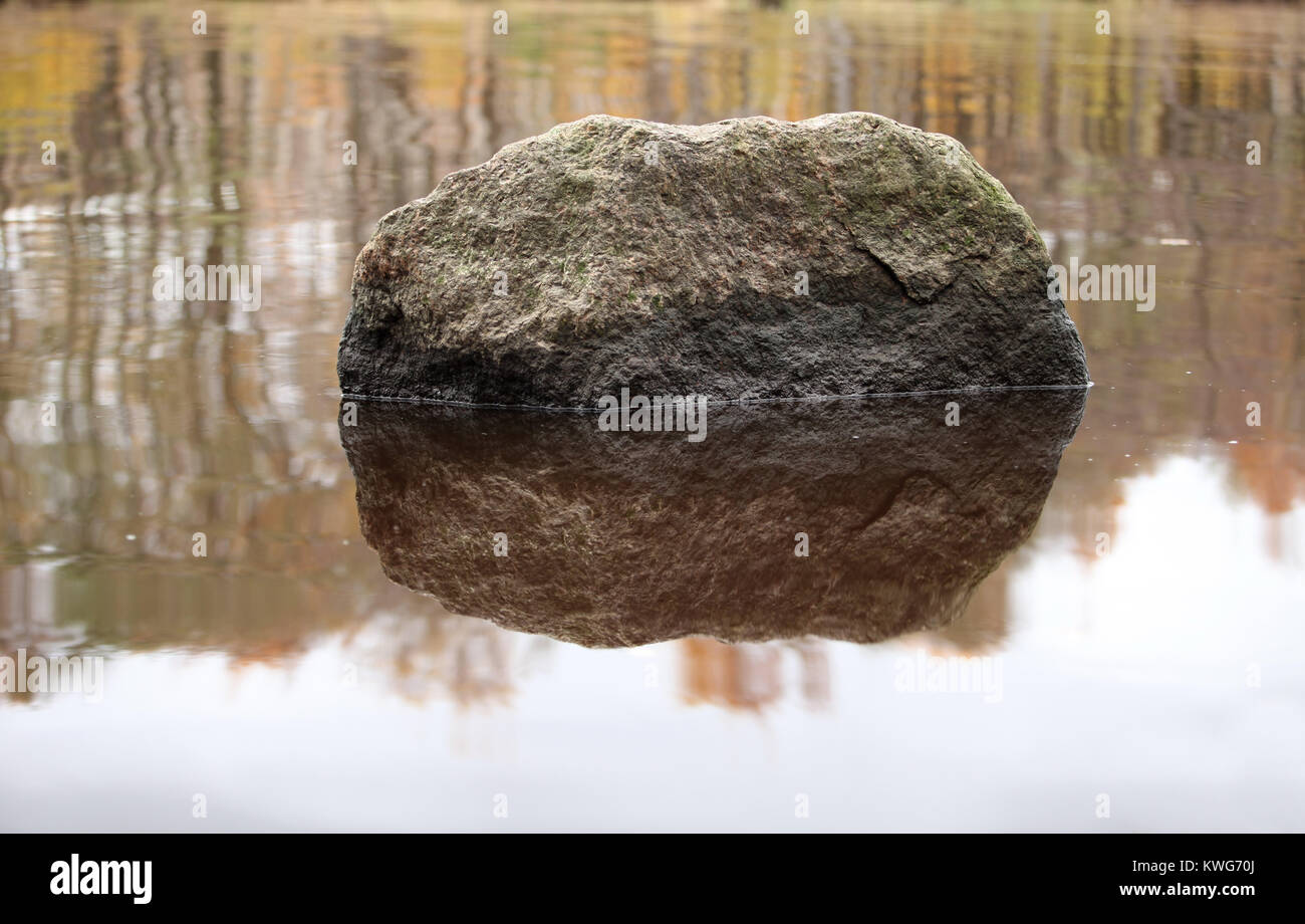 Eau de surface qui coule dans un lac Banque de photographies et d ...