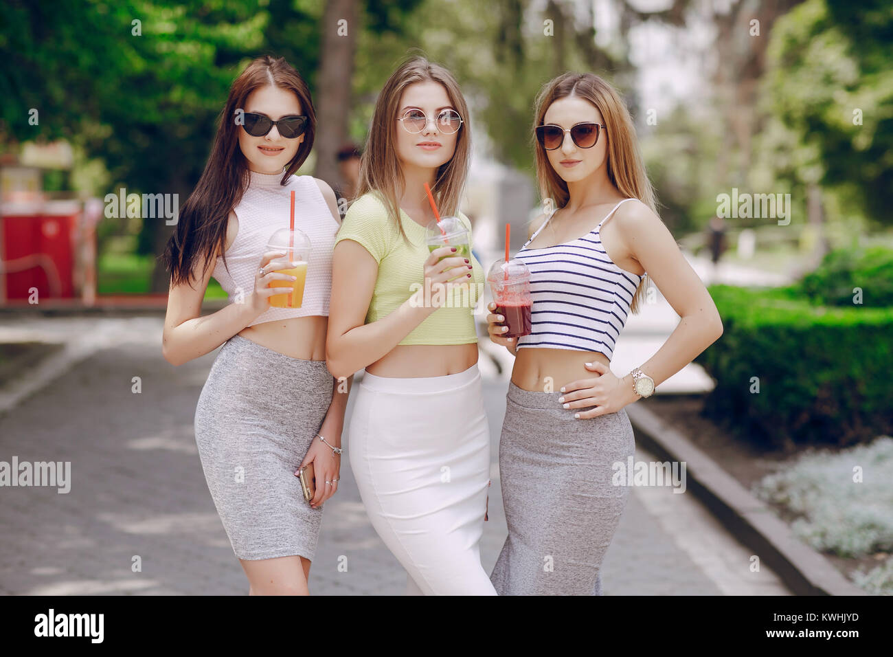 Belles filles dans la rue Photo Stock - Alamy