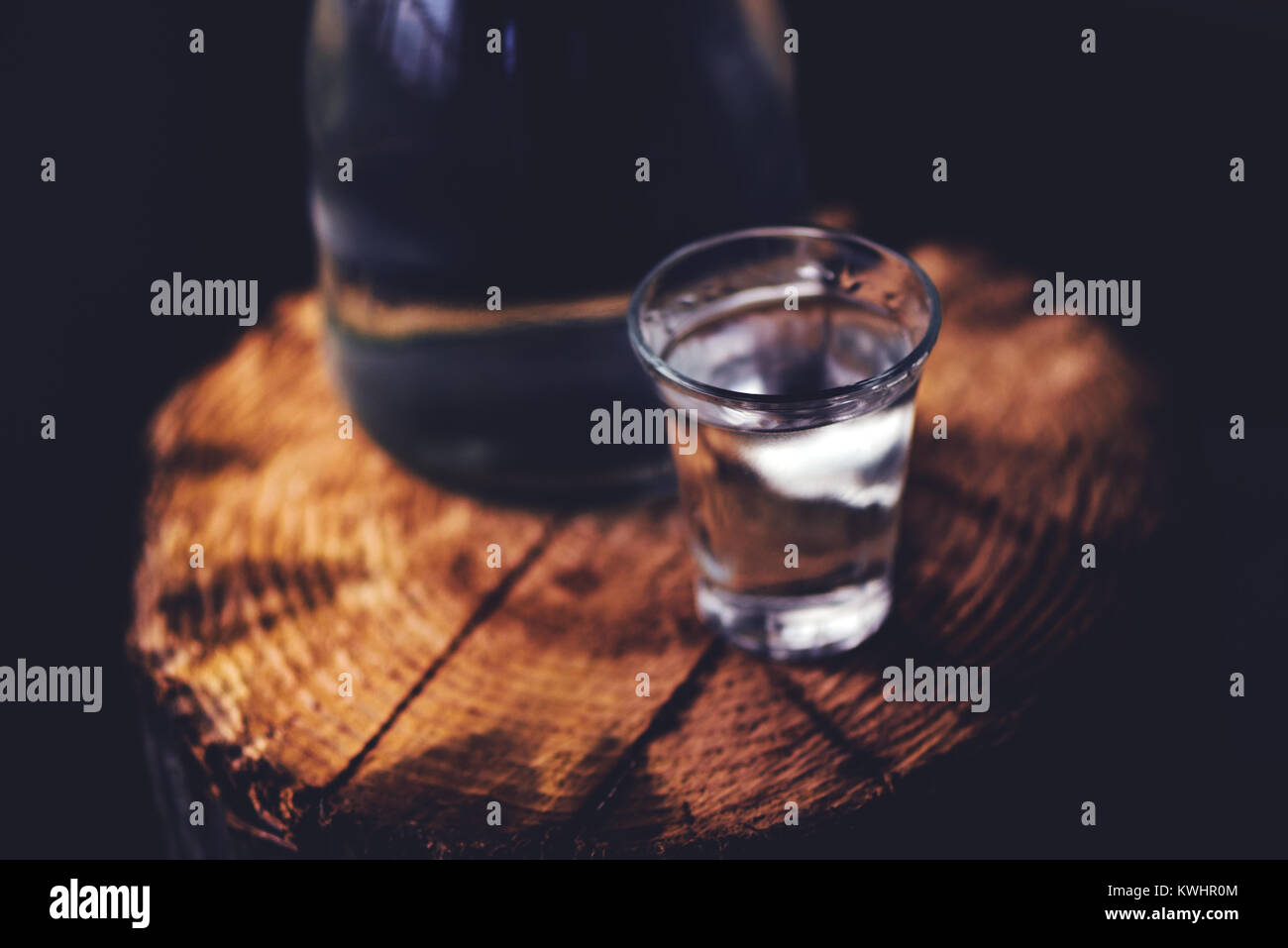Boire de l'alcool fort en bouteille avec coup du verre dans l ...