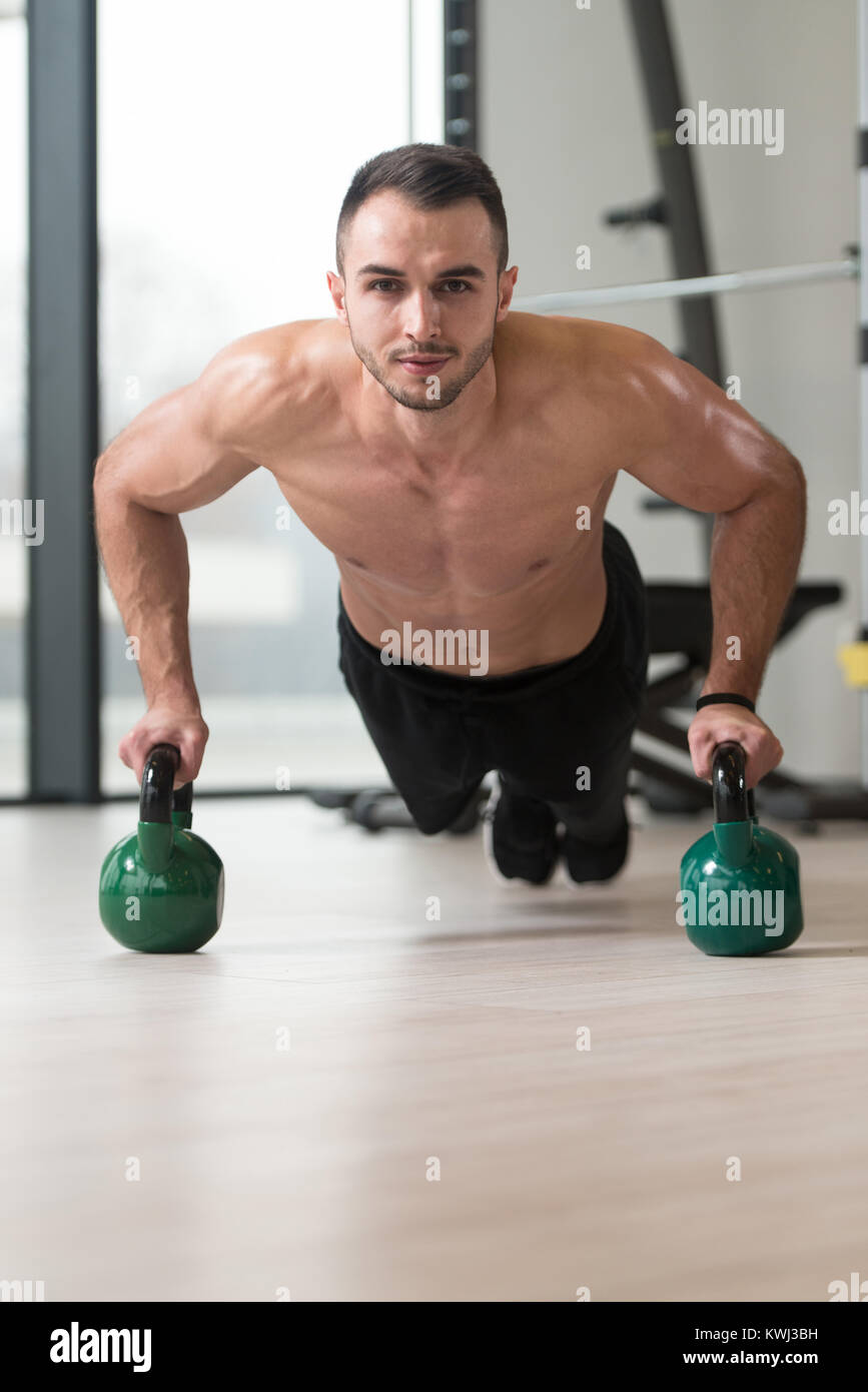 Faire des pompes push bell Banque de photographies et d’images à haute ...