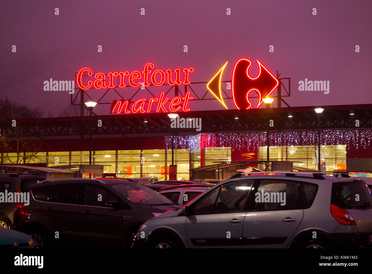Supermarché français Carrefour logo boutique et nom sur l'affichage à l ...