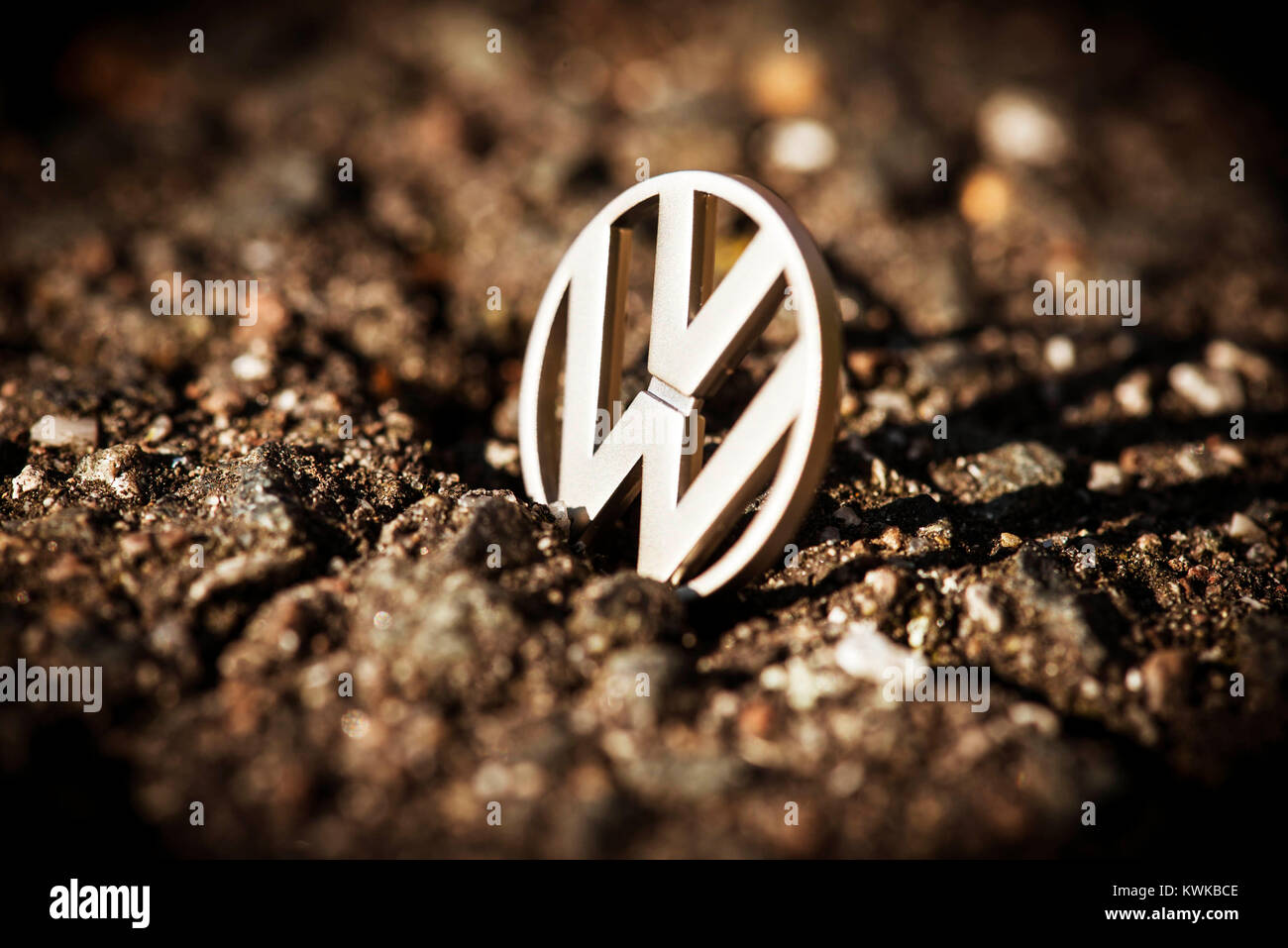 Logo VW en fissure, photo symbolique VW-scandale des gaz d'échappement ...
