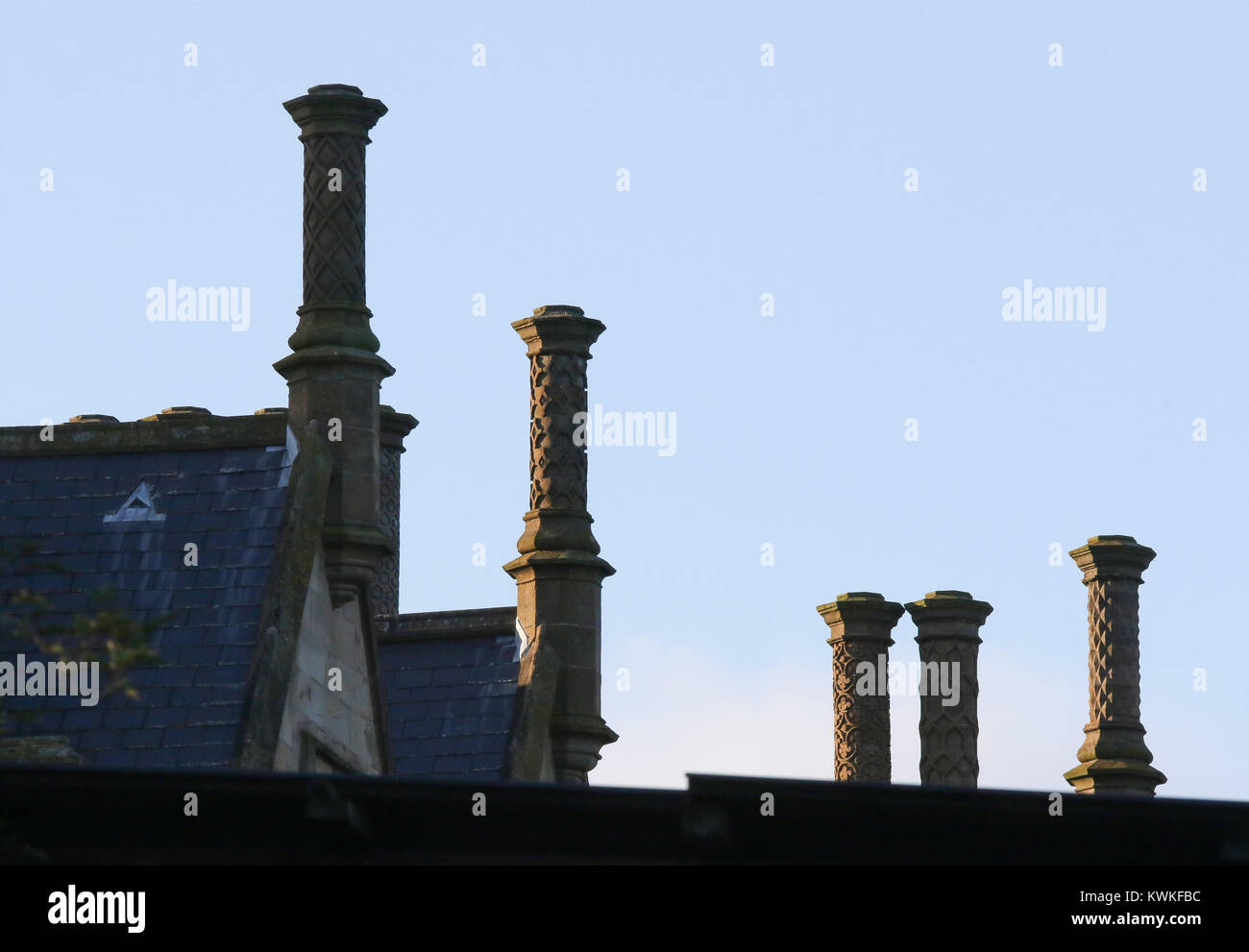 Elizabethan style chimneys Banque de photographies et d’images à haute ...