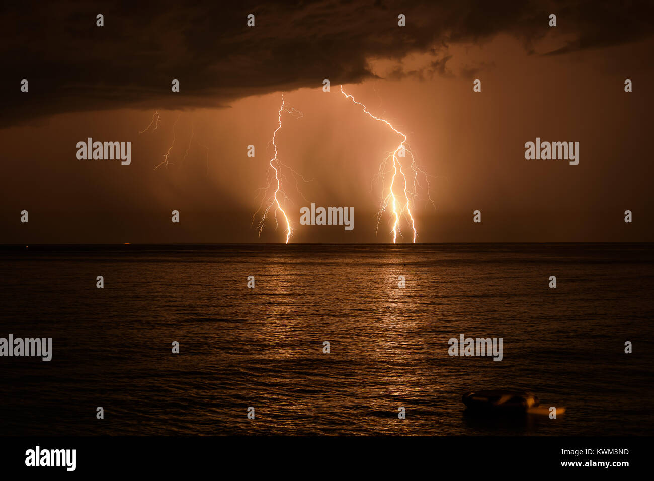 La foudre orage lors d'une nuit d'été sur la mer ligurienne Photo Stock ...
