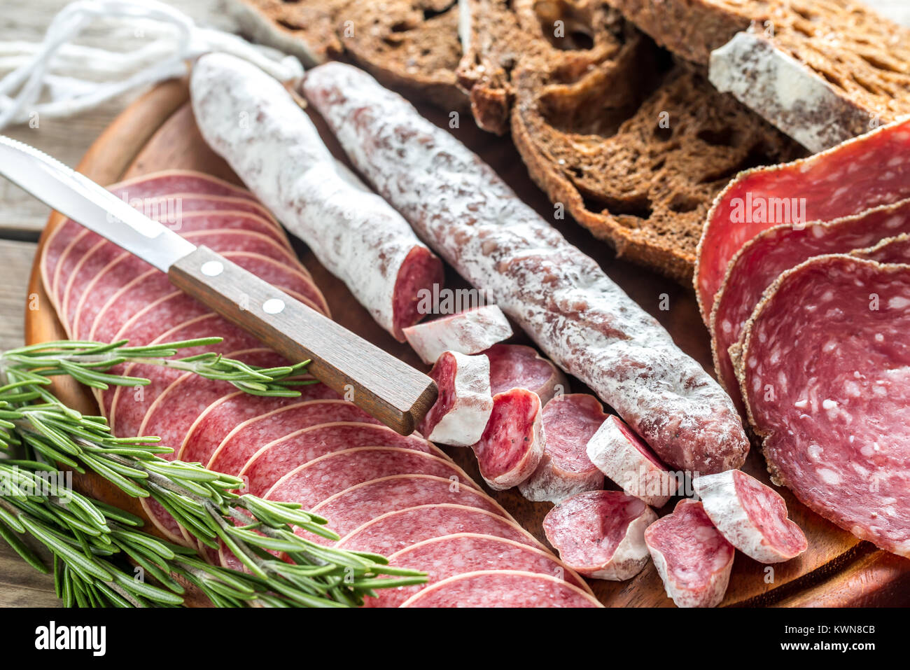Différents types de saucisson avec du pain de seigle foncé Photo Stock ...