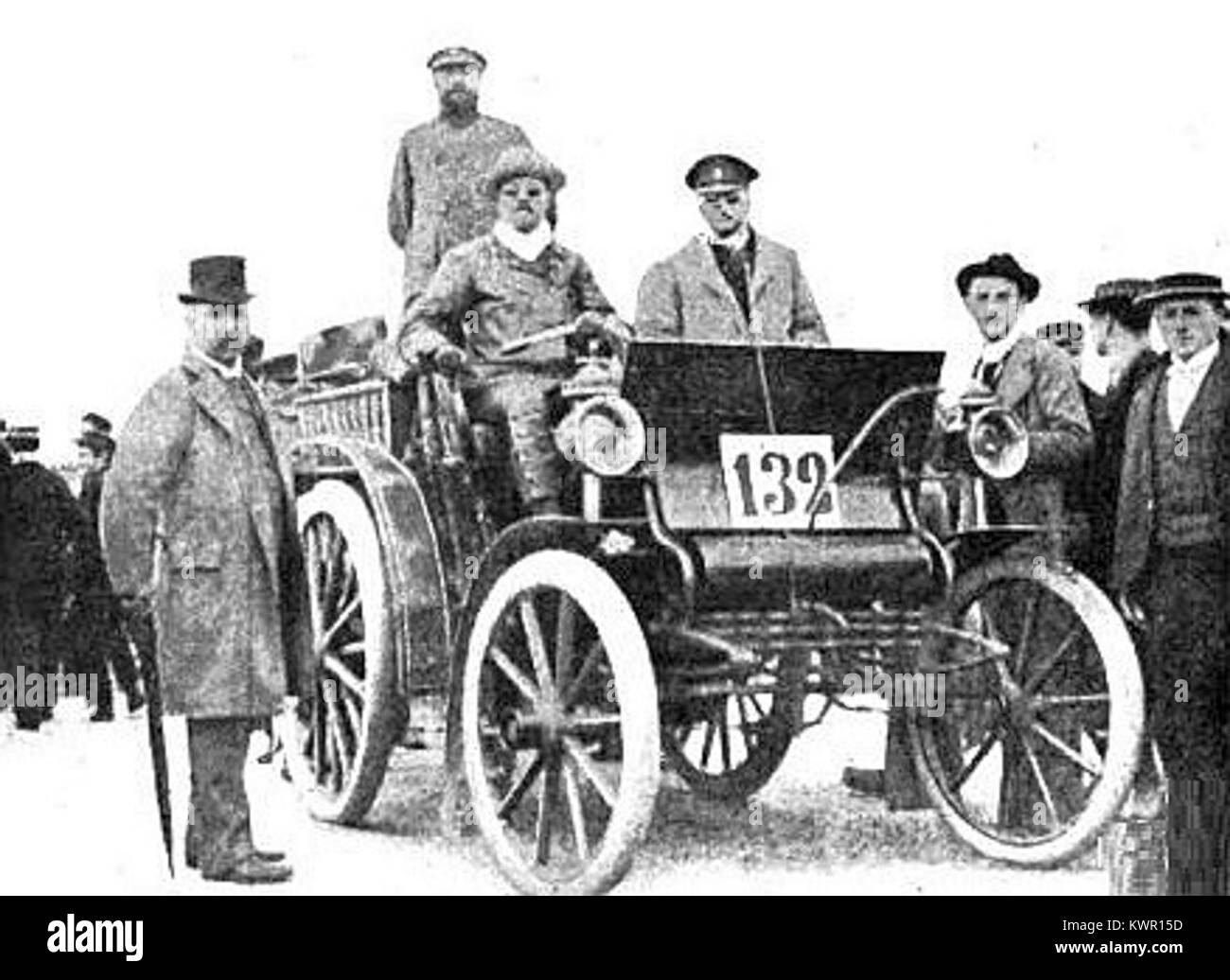 Émile Delahaye (à gauche), et Daniel Courtois sur Delahaye à Paris ...