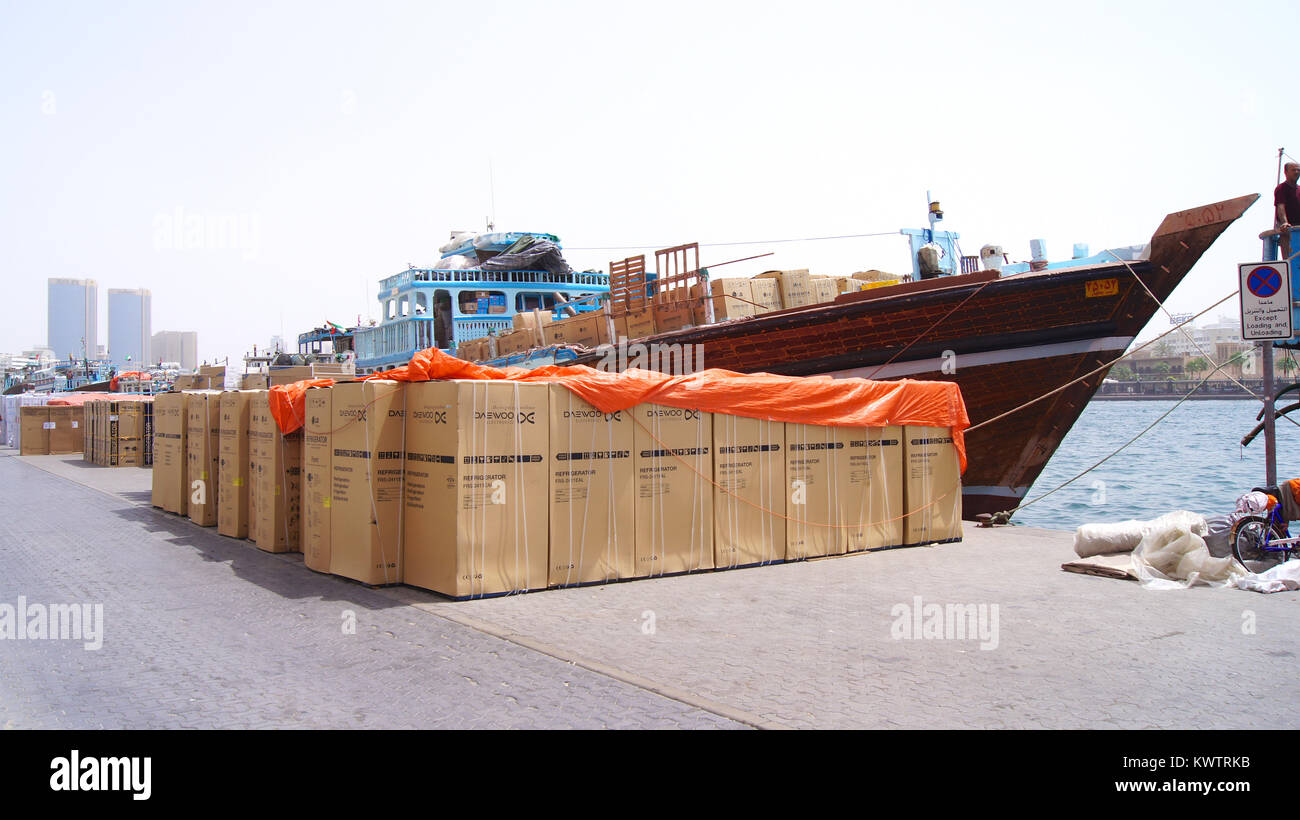 Ship in port said dubai Banque de photographies et d’images à haute ...