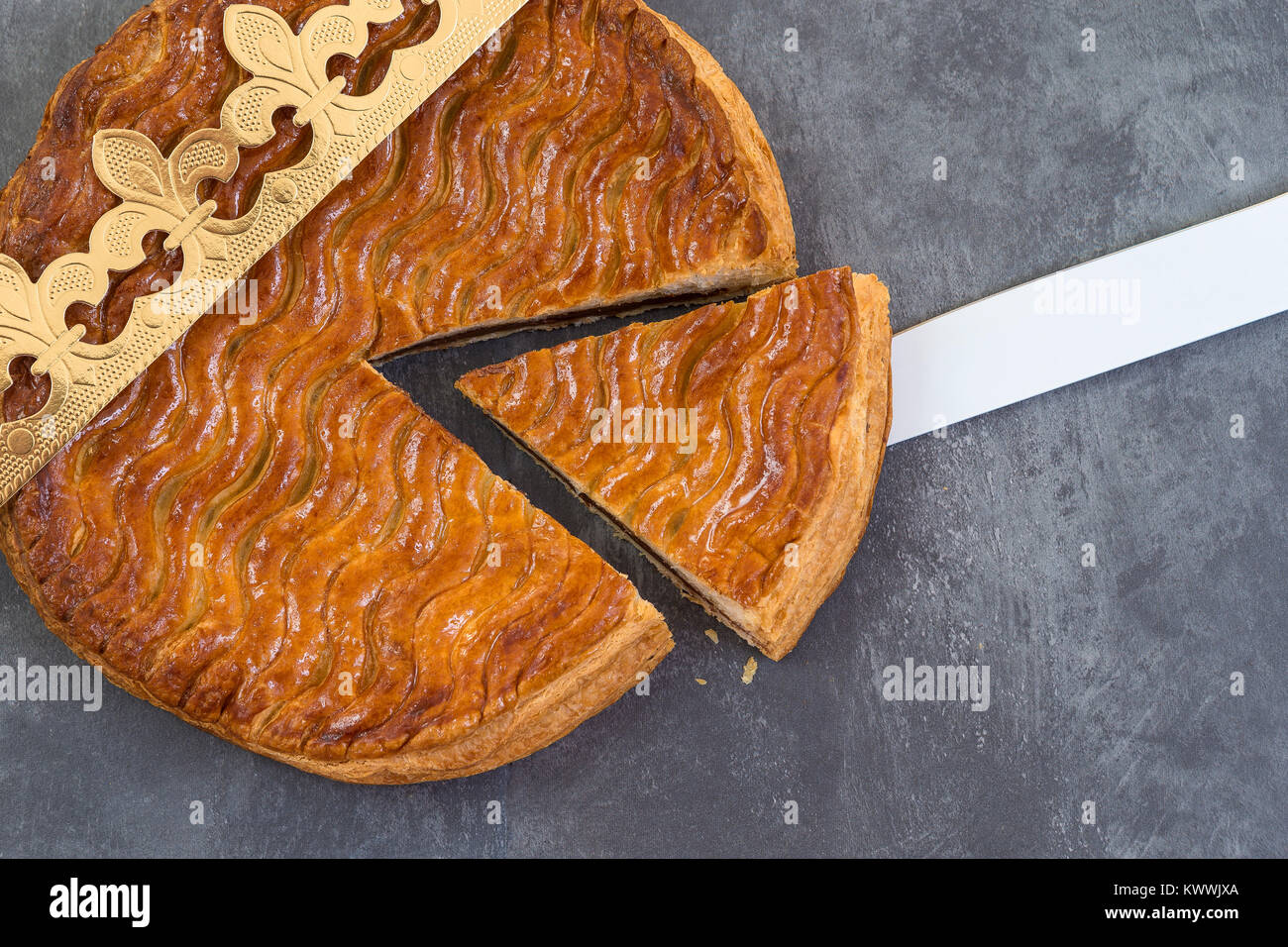 Galette des rois et sa couronne Banque de photographies et d’images à ...