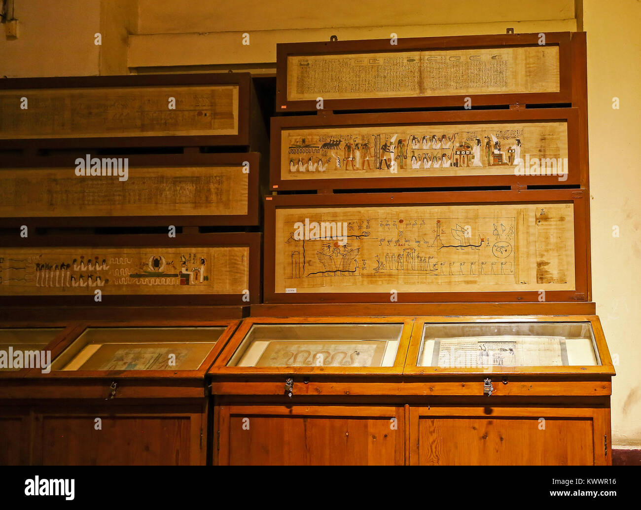 Papyrus égyptien antique défile à afficher dans le Musée égyptien des ...