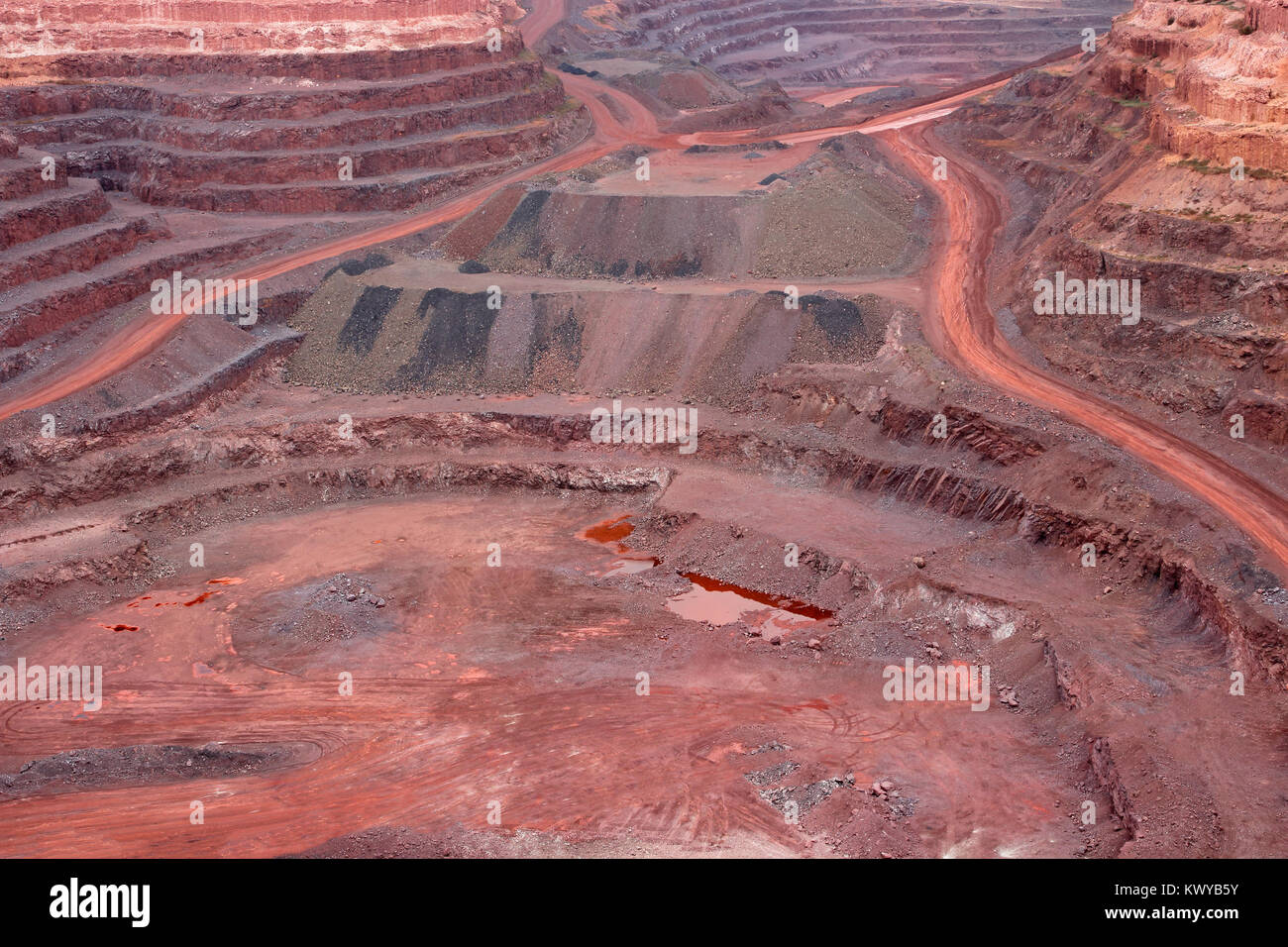 Grande mine à ciel ouvert, mine de fer montrant les différentes couches ...