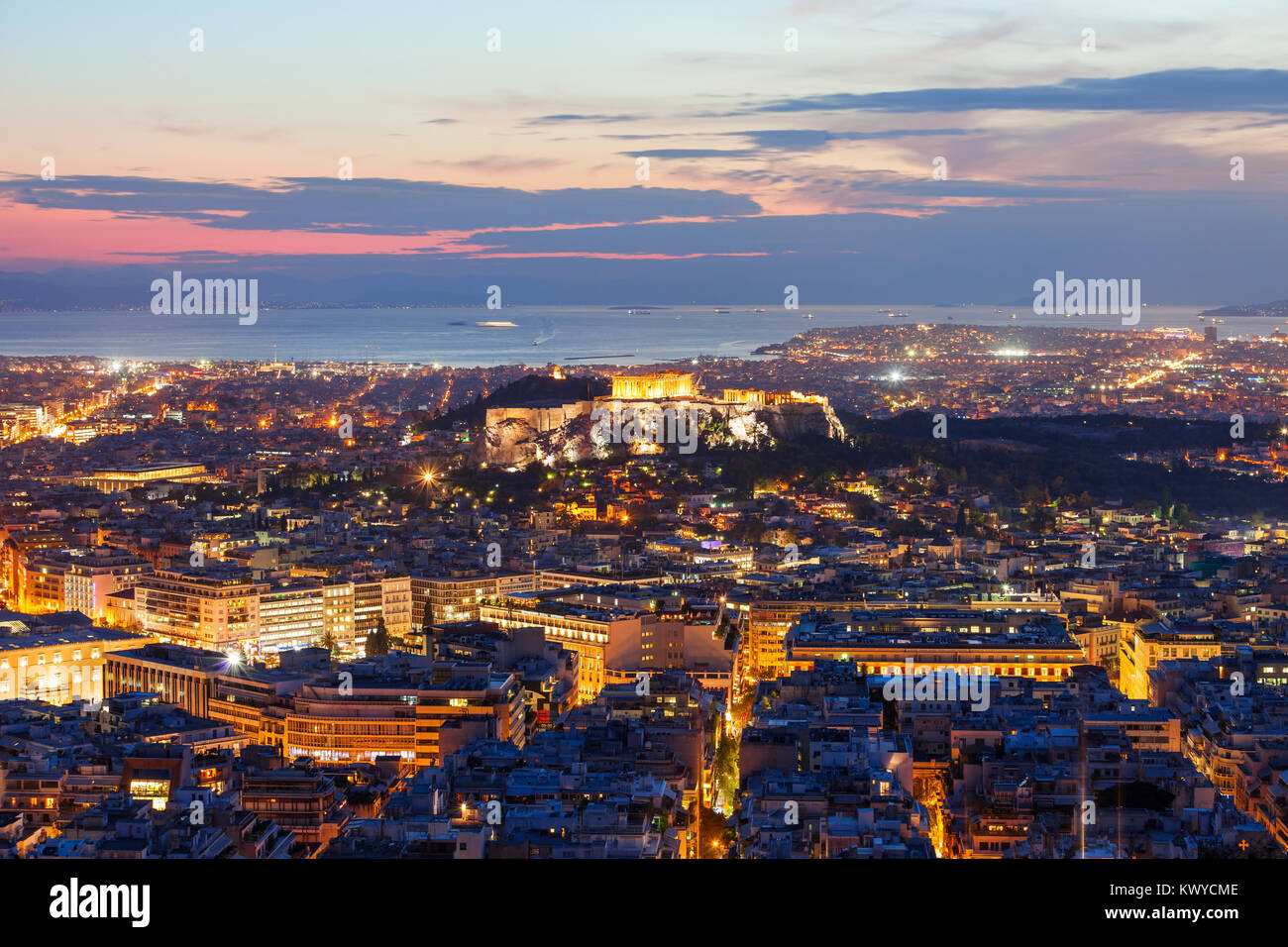 Le temple du Parthénon vue panoramique aérienne de nuit. Temple du Parthénon est un ancien ...