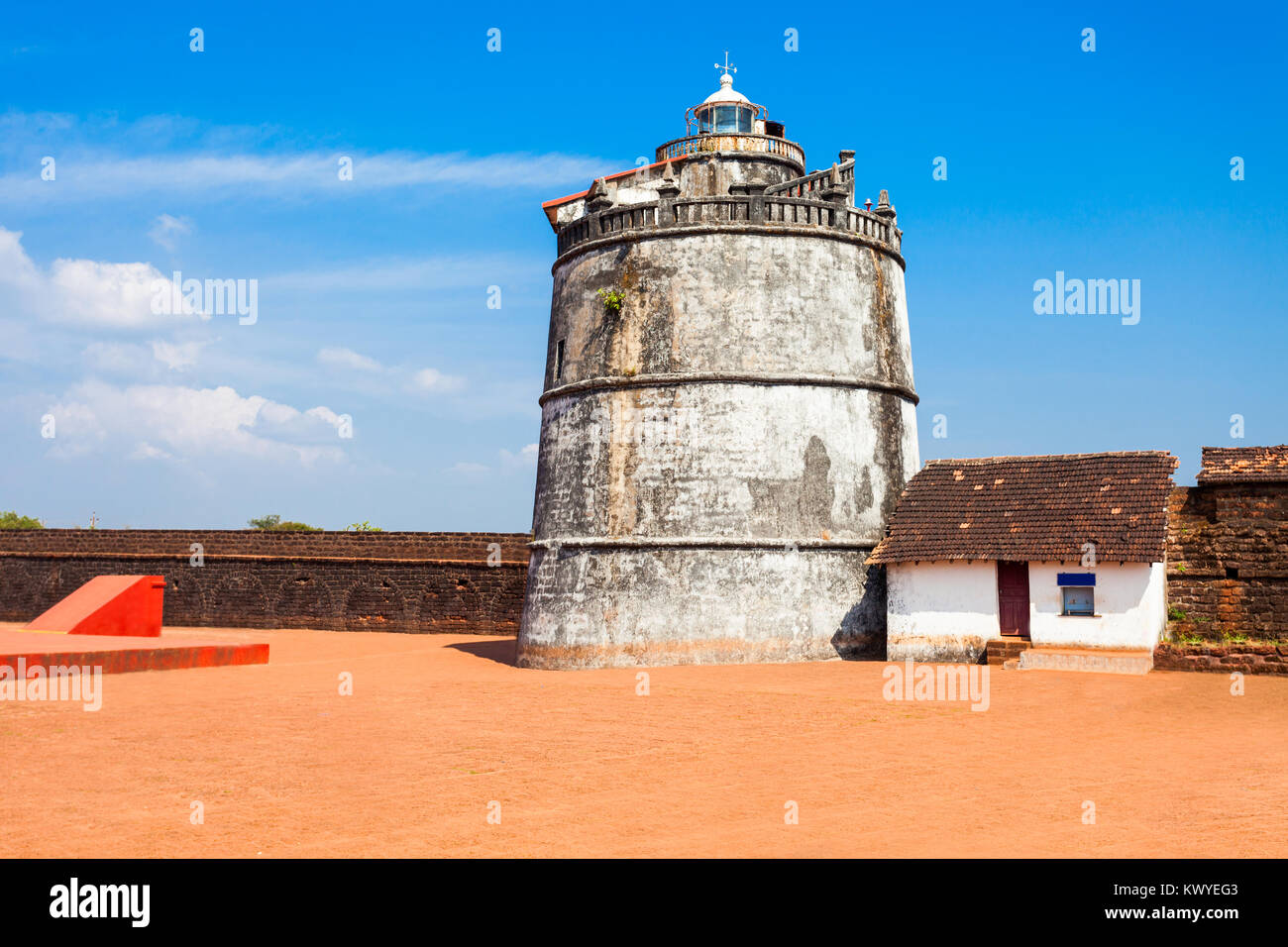 Fort Aguada et son phare est un fort portugais debout sur la plage de ...