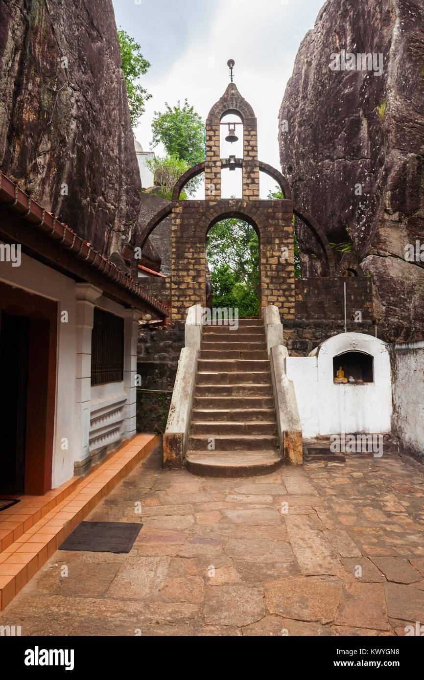 L'Aluvihara Rock Temple ou Alu Vihara Matale est un temple bouddhiste ...