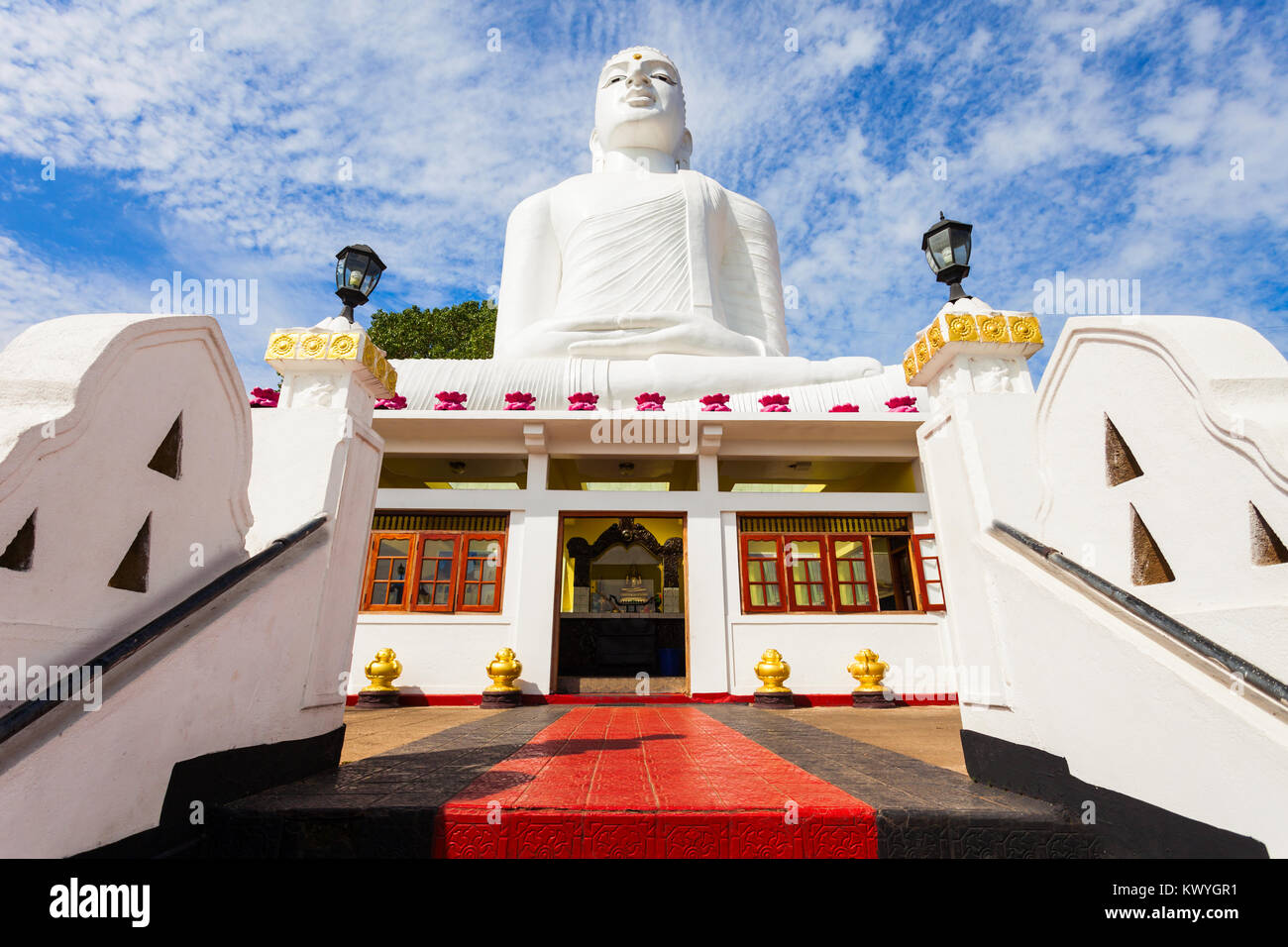 Bahirawa ou Kanda Bahirawakanda Vihara Buddha statue in Kandy, Sri ...