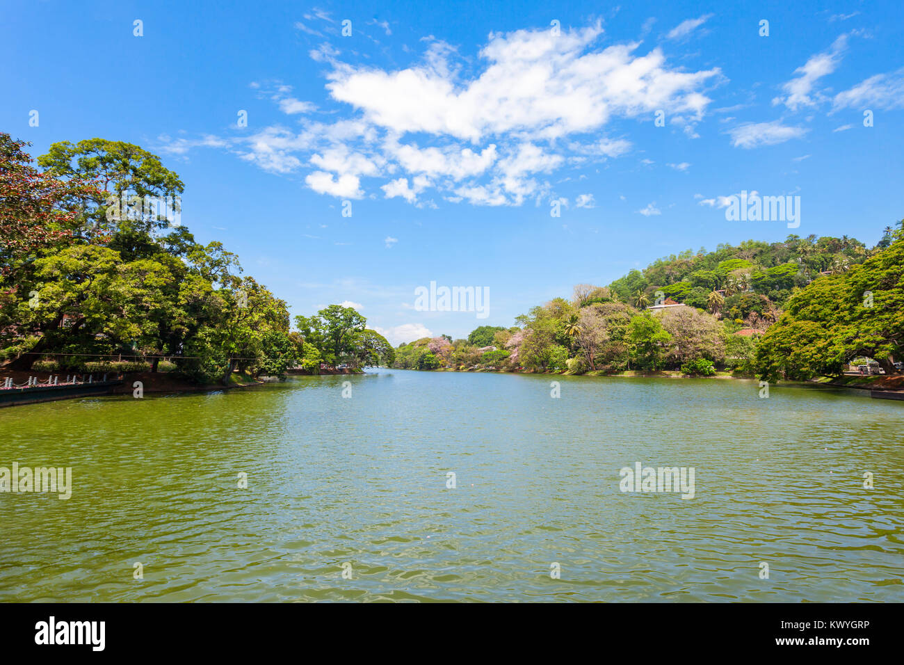 Le lac de Kandy dans la ville de Kandy, Sri Lanka Photo Stock - Alamy