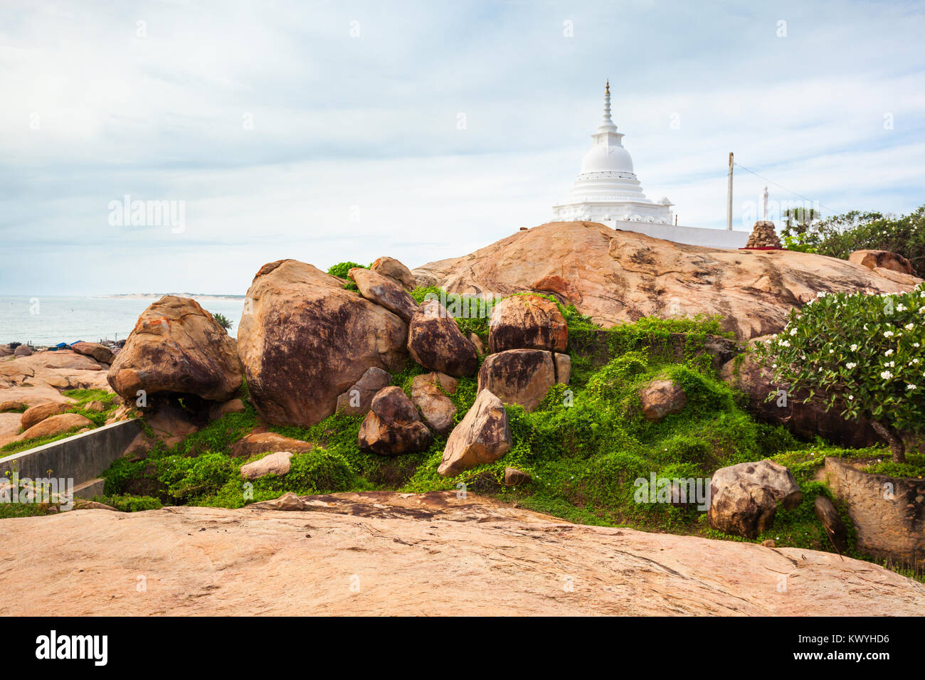 Vihara Kirinda et Temple Stupa près de la ville de Tissamaharama, au ...
