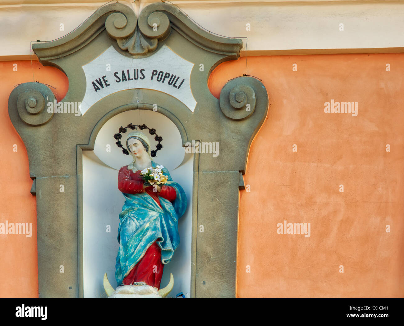 Statue de la Vierge Marie dans une niche Photo Stock - Alamy