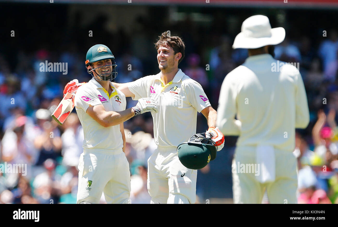 Australia's Mitchell Marsh Marsh célèbre son siècle avec son frère Shaun durant quatre jours les ...