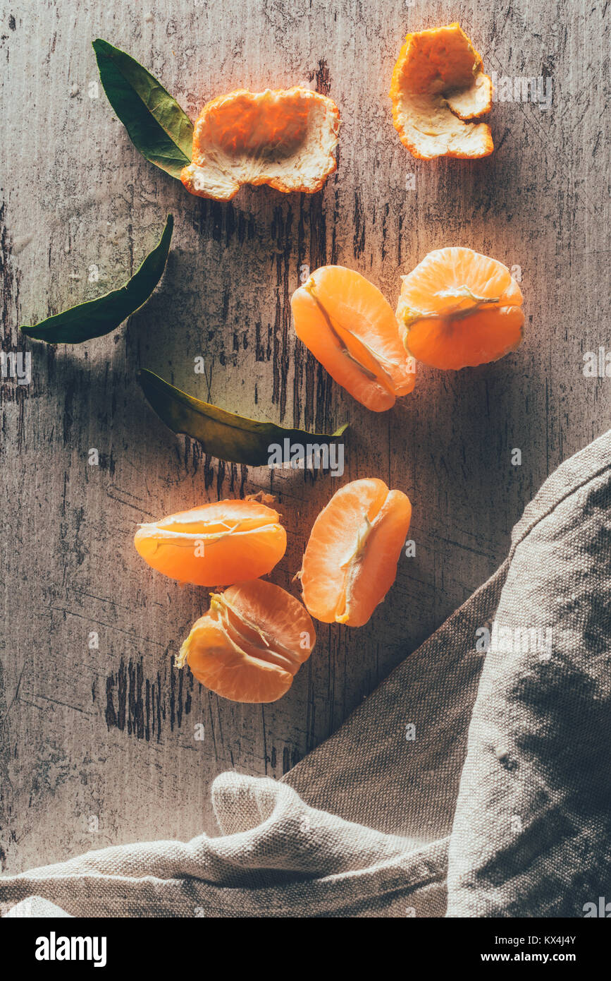 Mise à plat avec les tangerines et linge de maison en bois sur la ...