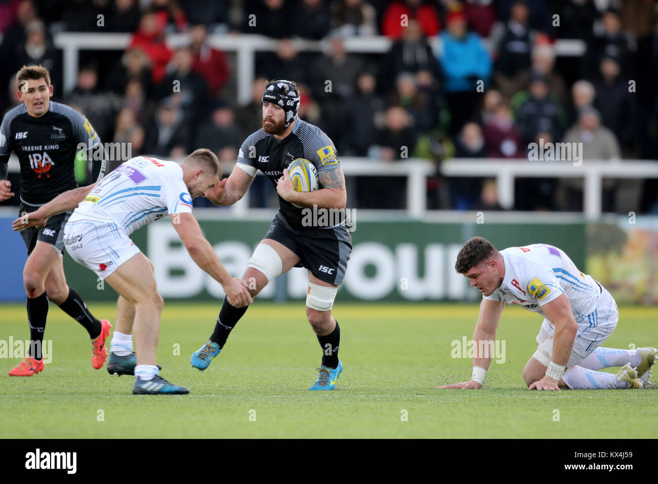 Newcastle Falcons Gary Graham s'exécute à la défense d'Exeter au cours ...