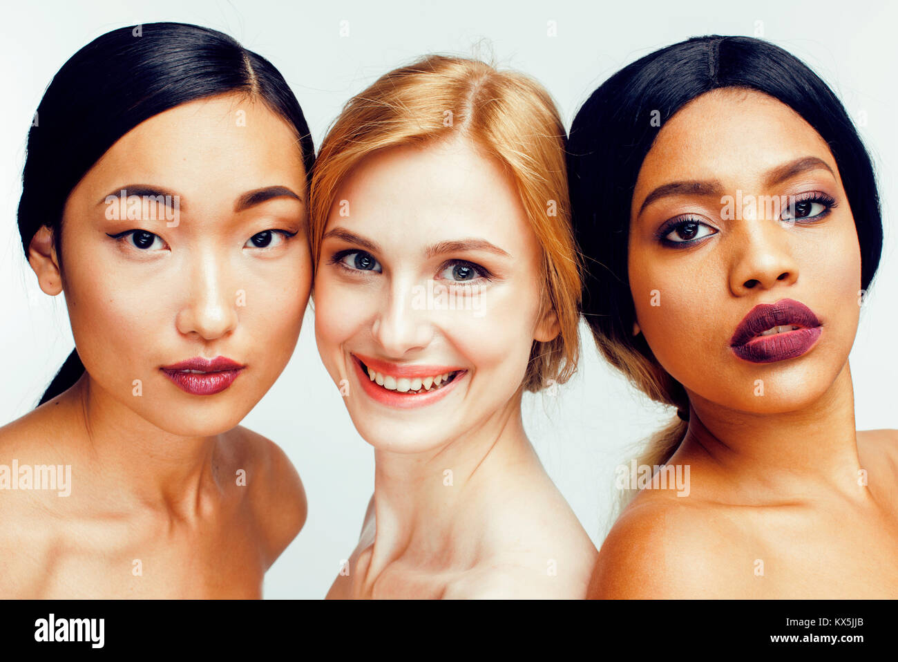 Nation différente : femme asiatique, africaine-américaine, caucasien ...