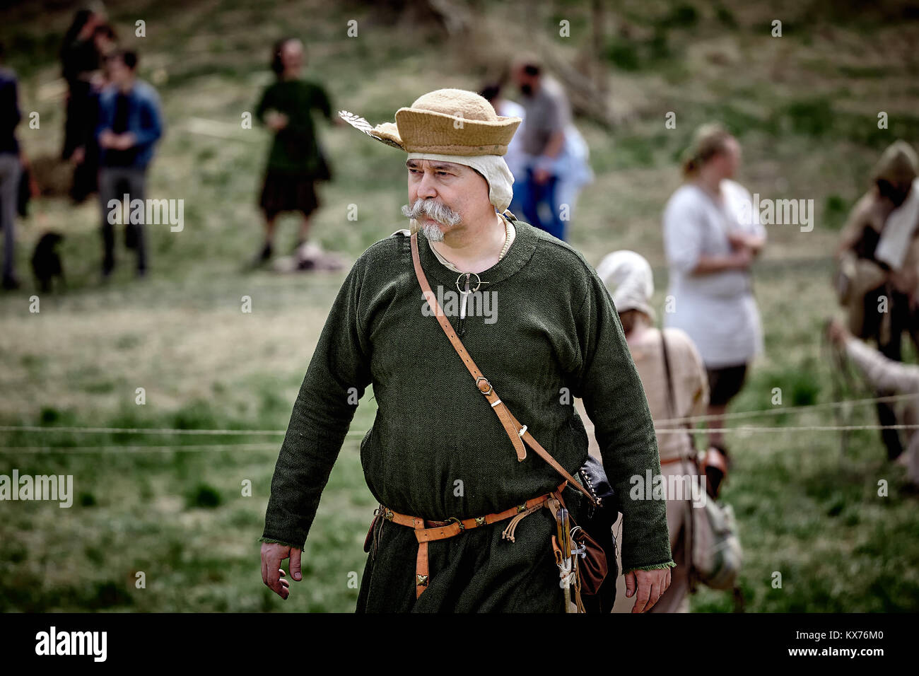 Homme de la hat. vieil homme avec une barbe. reconstruction historique ...