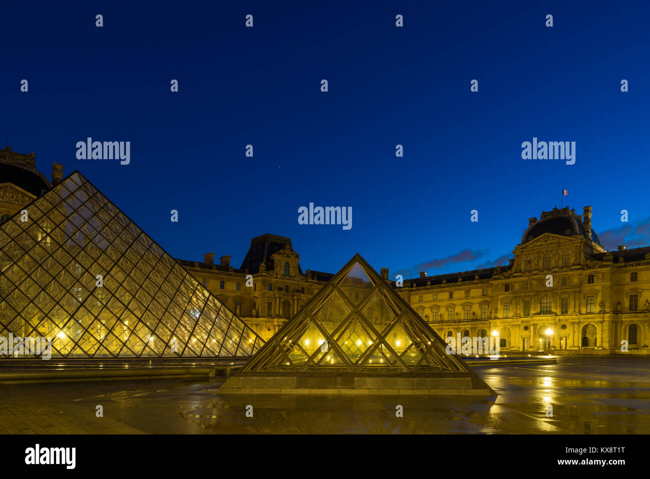 PARIS, FRANCE - 08 décembre 2017 : Louvre avec la Pyramide du Louvre le ...