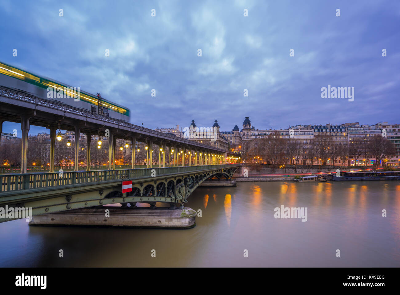 Pont de bir hakeim paris nuit Banque de photographies et d’images à haute résolution - Alamy