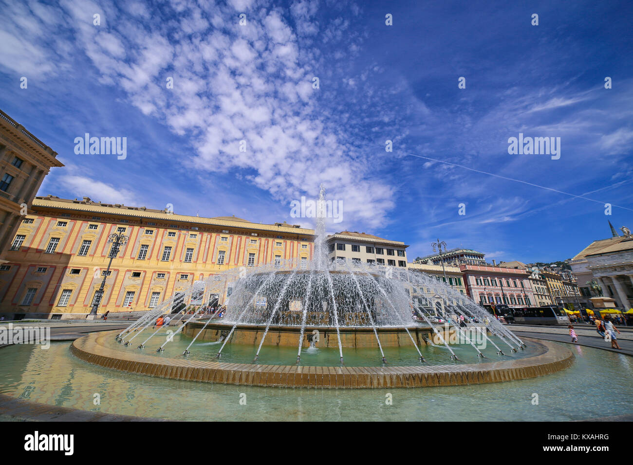 Gênes (Genova), ITALIE - Vue de la place de Ferrari à Gênes avec la ...