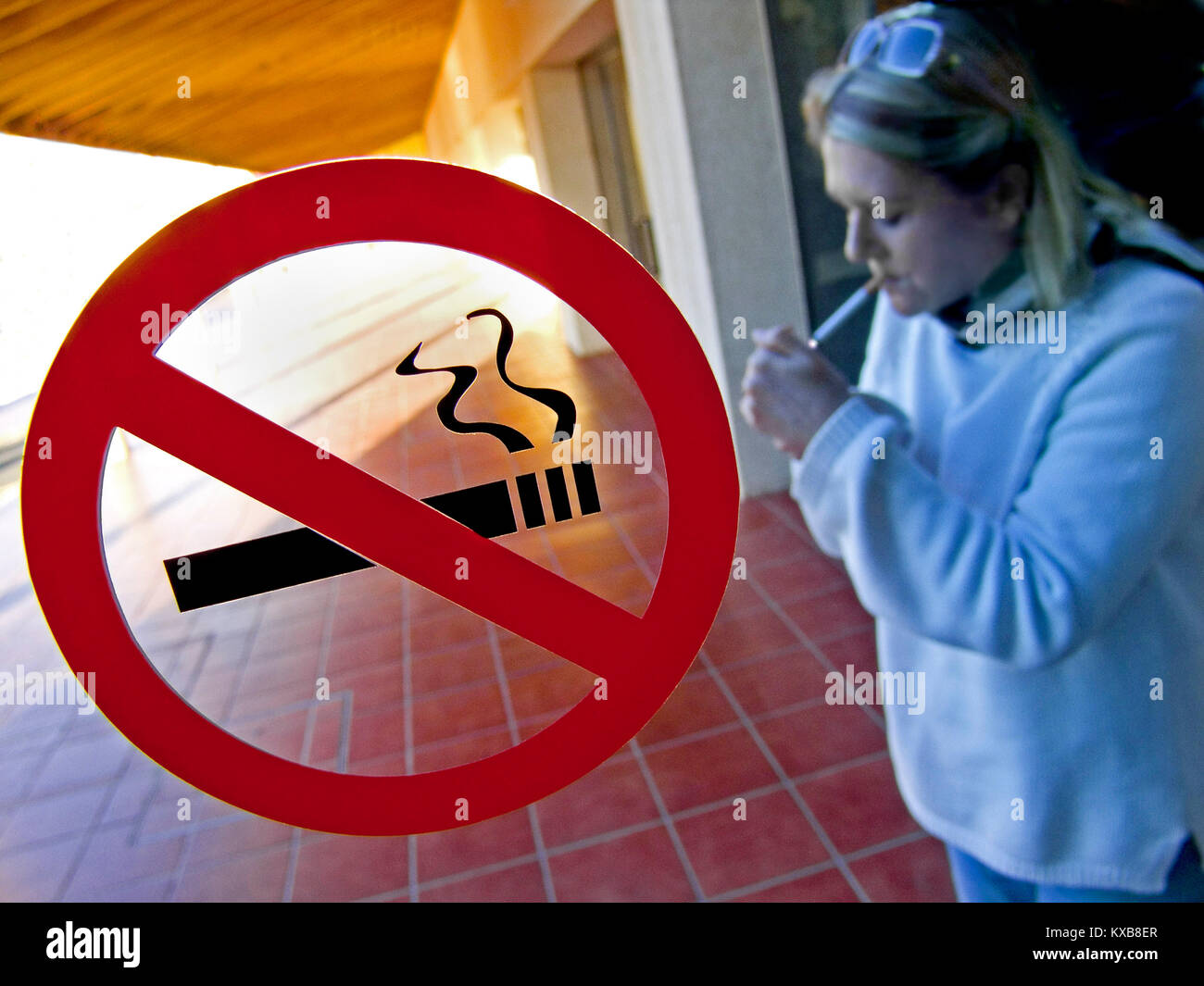 Ne pas fumer et fumeur signe symbole sur verre fenêtre avec jeune femme ...