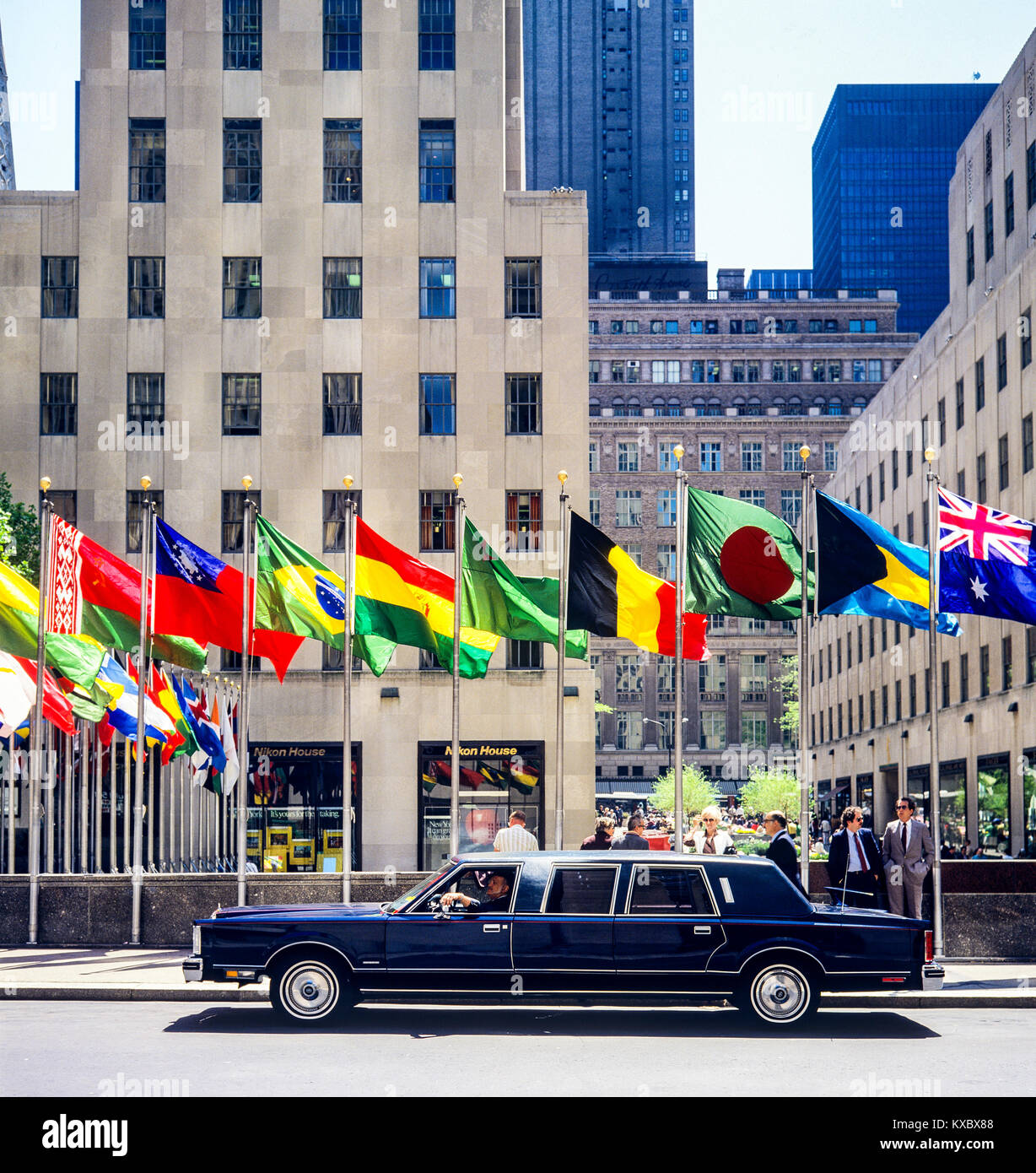 New York 1980s, Rockefeller Center Plaza, limousine garée, drapeaux de ...