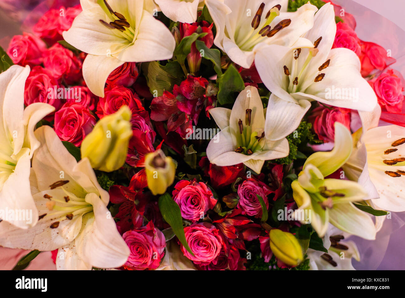 Bouquet white lilies red roses Banque de photographies et d’images à ...