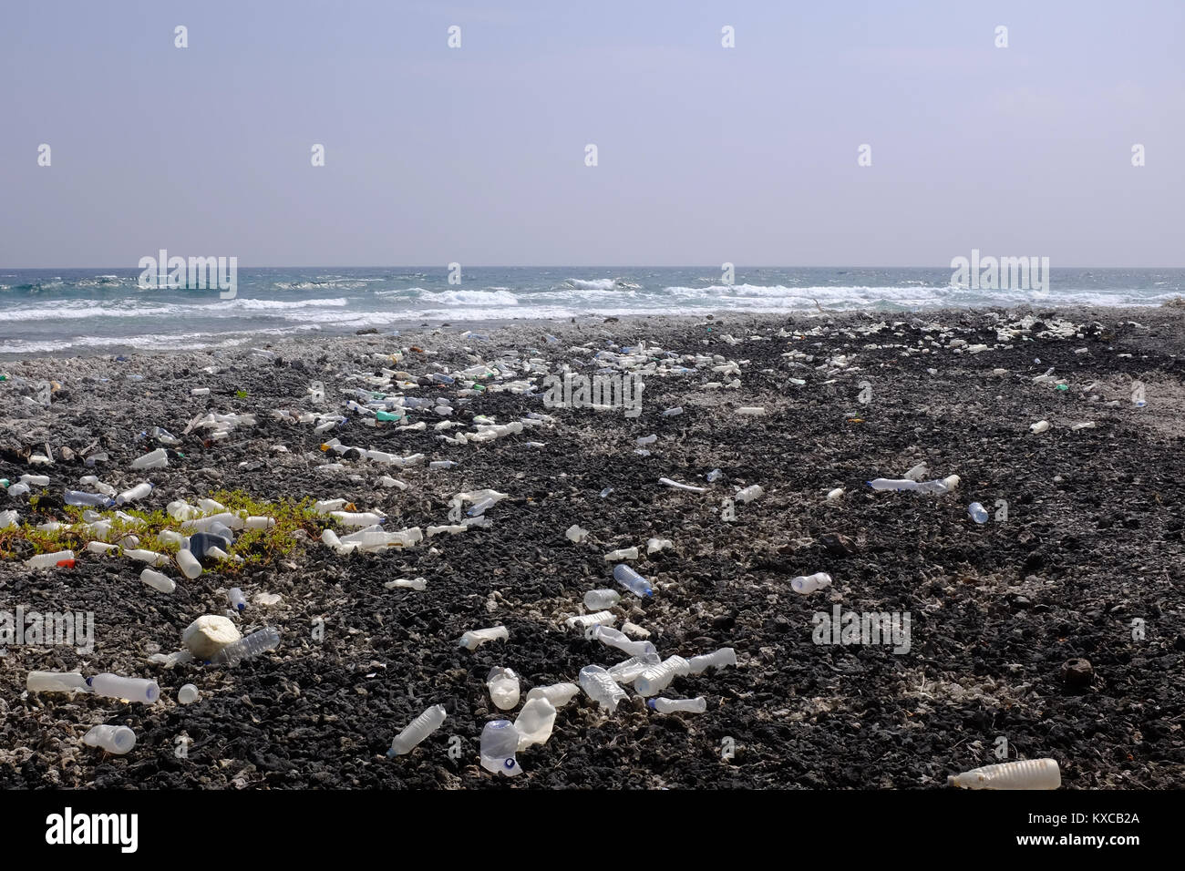 Maldives pollution on beach Banque de photographies et d’images à haute ...