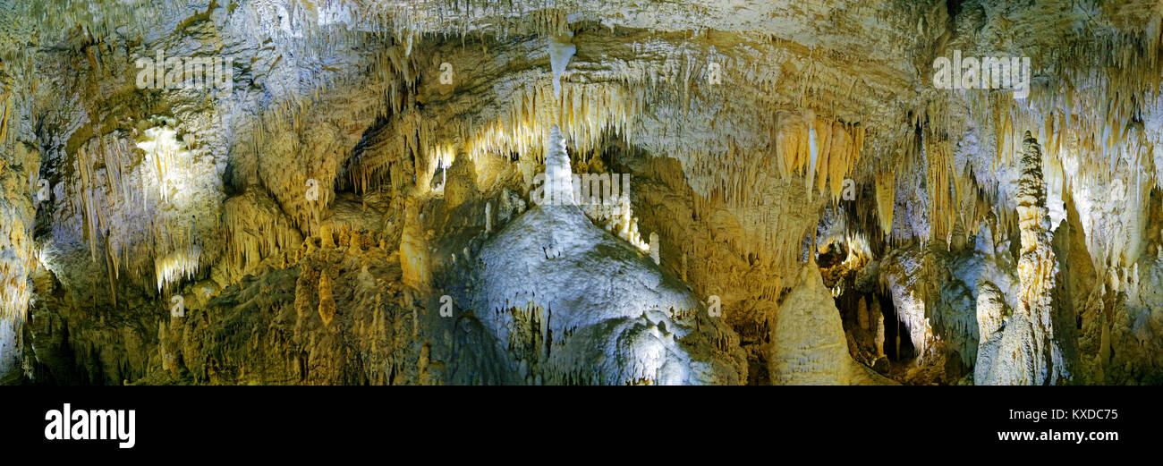 200° Panorama avec stalactites et stalagmites dans la grotte grotte ...