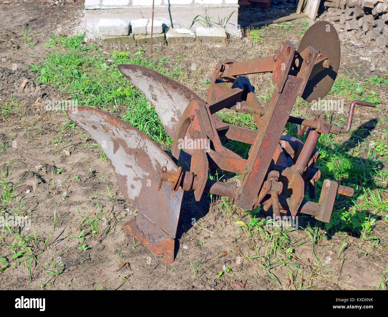 Old rusty tracteur charrue à deux socs powered Photo Stock - Alamy