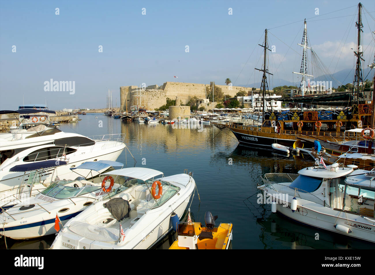 Port de Kyrenia Kyrenia avec château en arrière-plan, dans le nord de ...