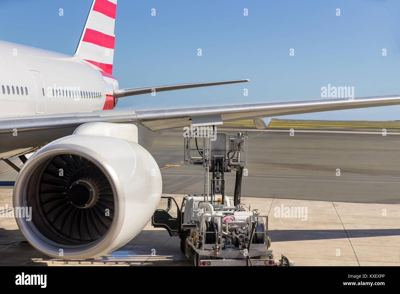 Moteur turbo sur un avion stationné sur le tarmac à un aérodrome avec ...