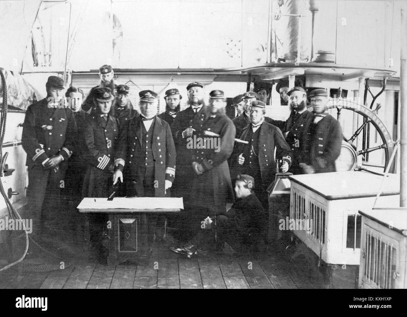 L'amiral Hastings et groupe d'officiers à bord du HMS Blanche Photo ...