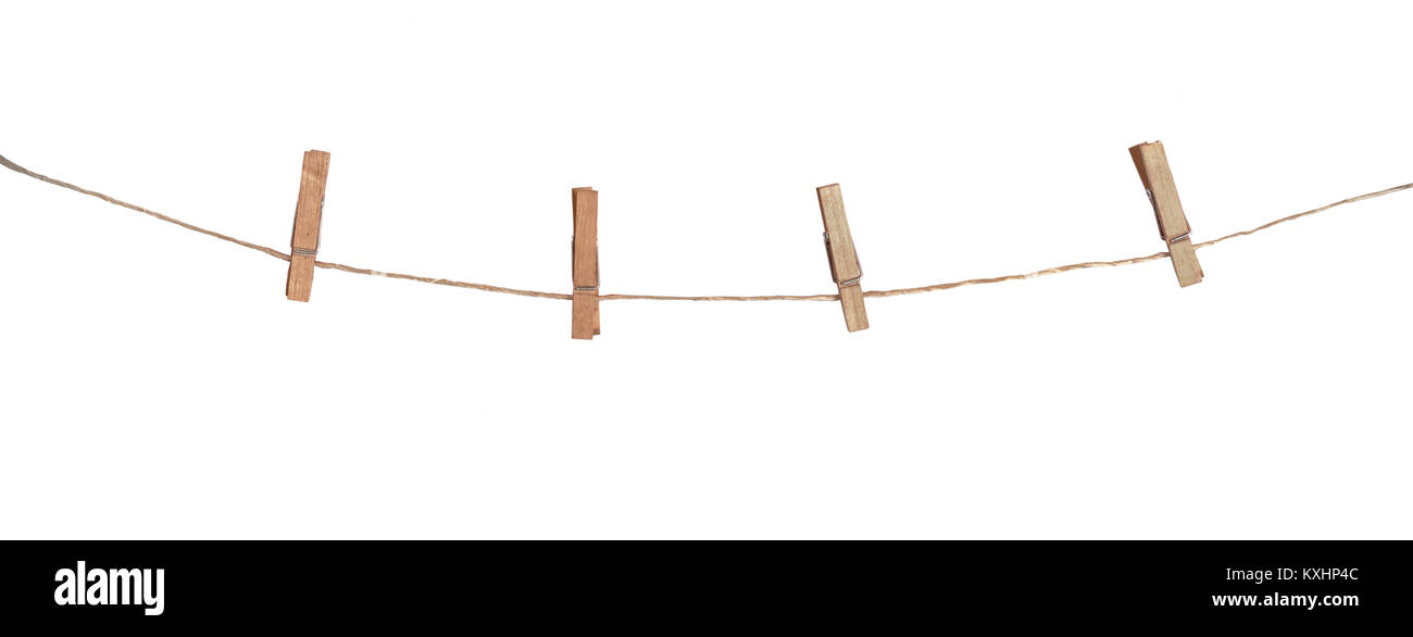 Pinces à linge en bois quatre sur une corde, isolé sur fond blanc Photo ...