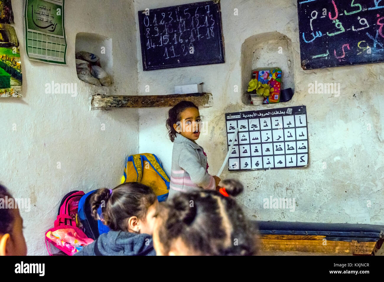 Fes, MAROC - 10 DÉCEMBRE : School girl debout devant la classe et en ...