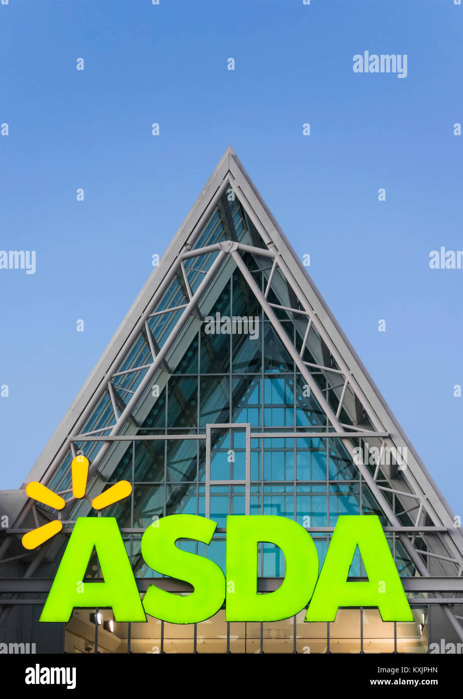 Logo sur le supermarché Asda allumé au crépuscule avec dead space en ...