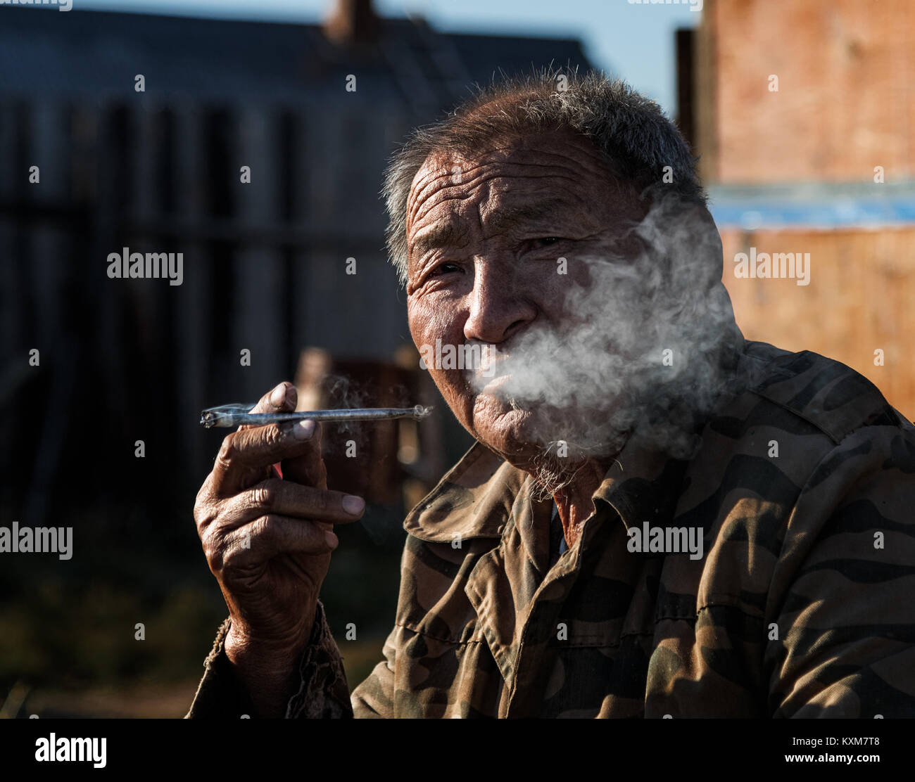 Cigarette de vieil homme Banque de photographies et d’images à haute ...