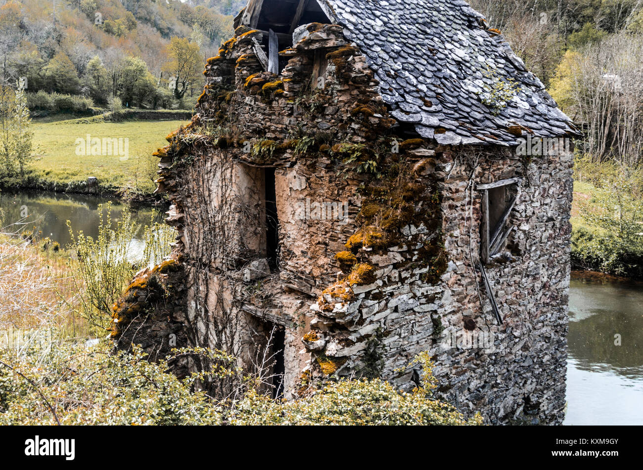 Face de vieille maison en ruine et abandonné sur la rivière Aveyron et ...