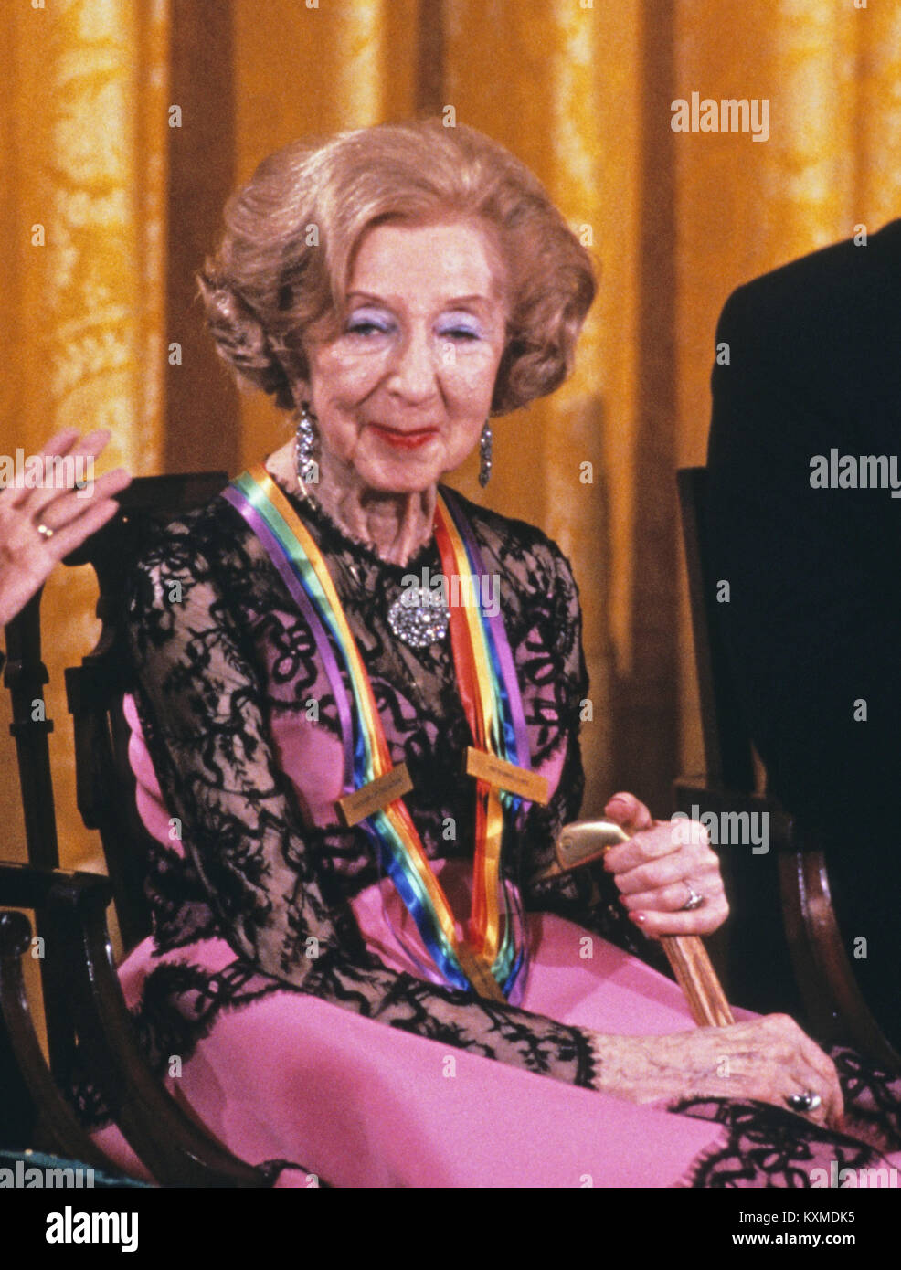 Dancer Alexandra Danilova écoute en tant que première dame Barbara Bush ...