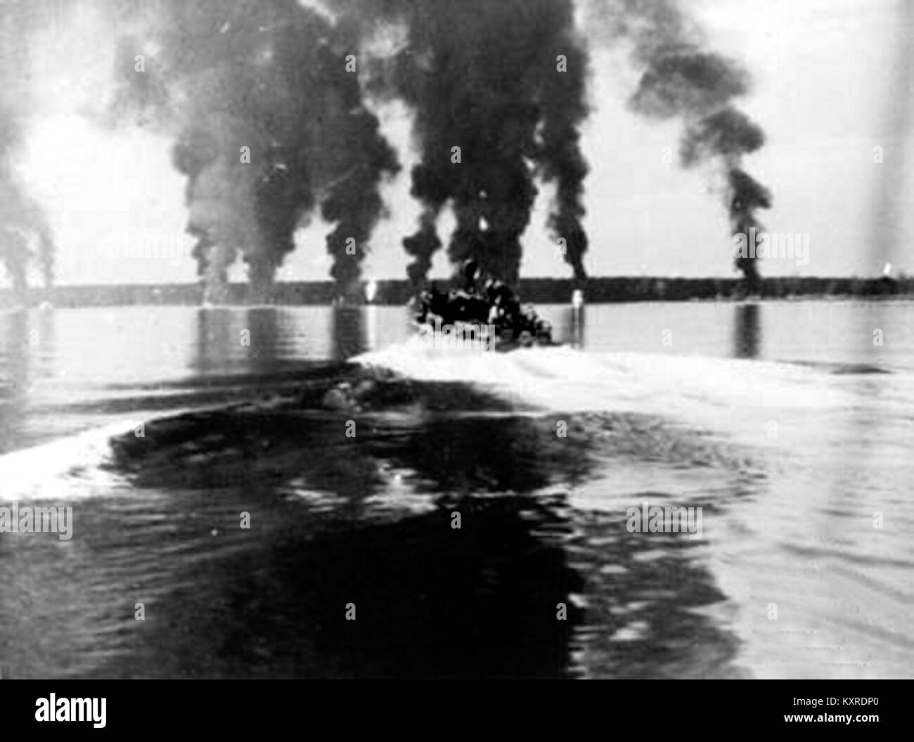 Puits de pétrole en feu à Seria (Brunei) 1945 Photo Stock - Alamy