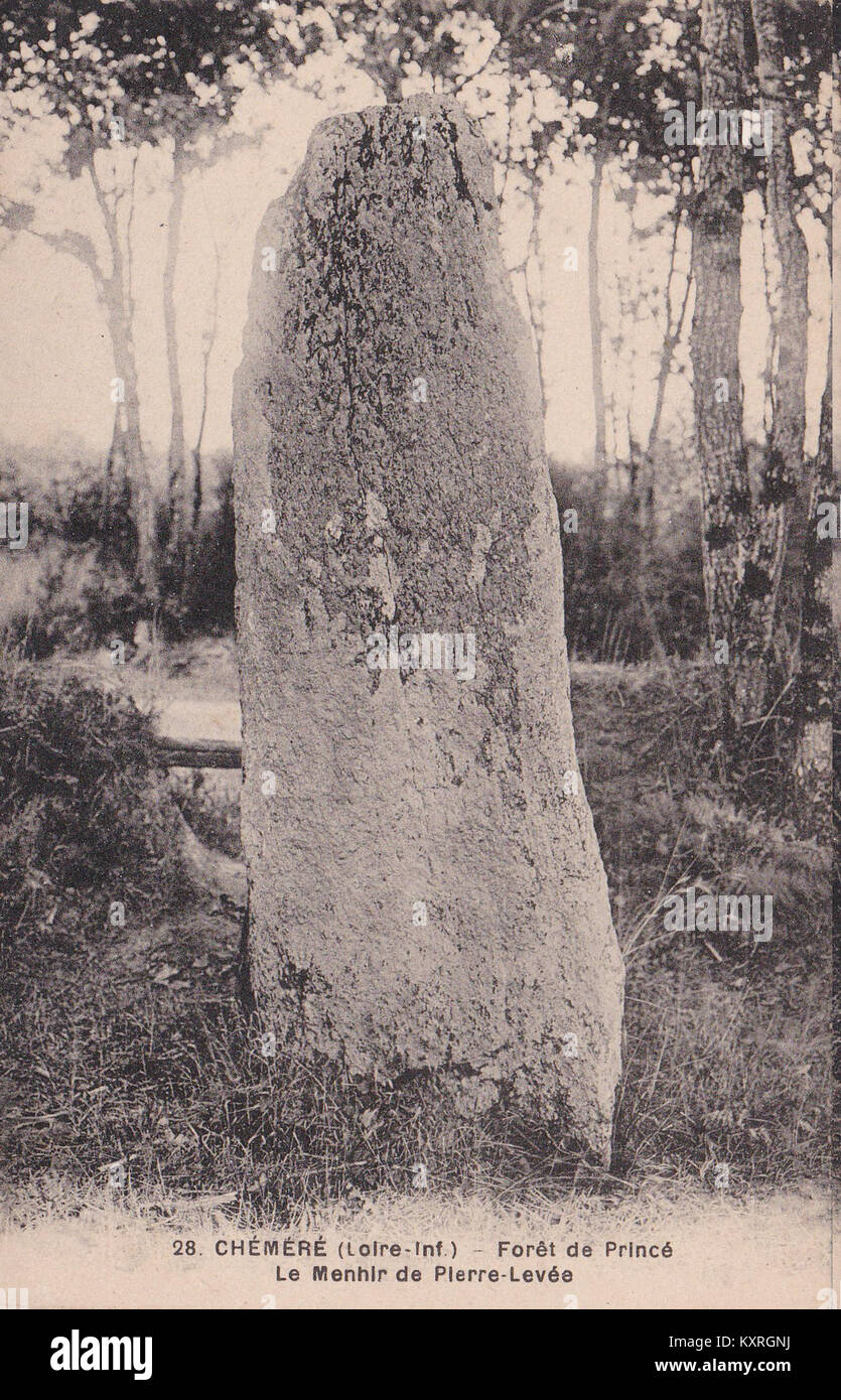 Une carte postale antique représentant le Menhir de Pierre-levé de ...