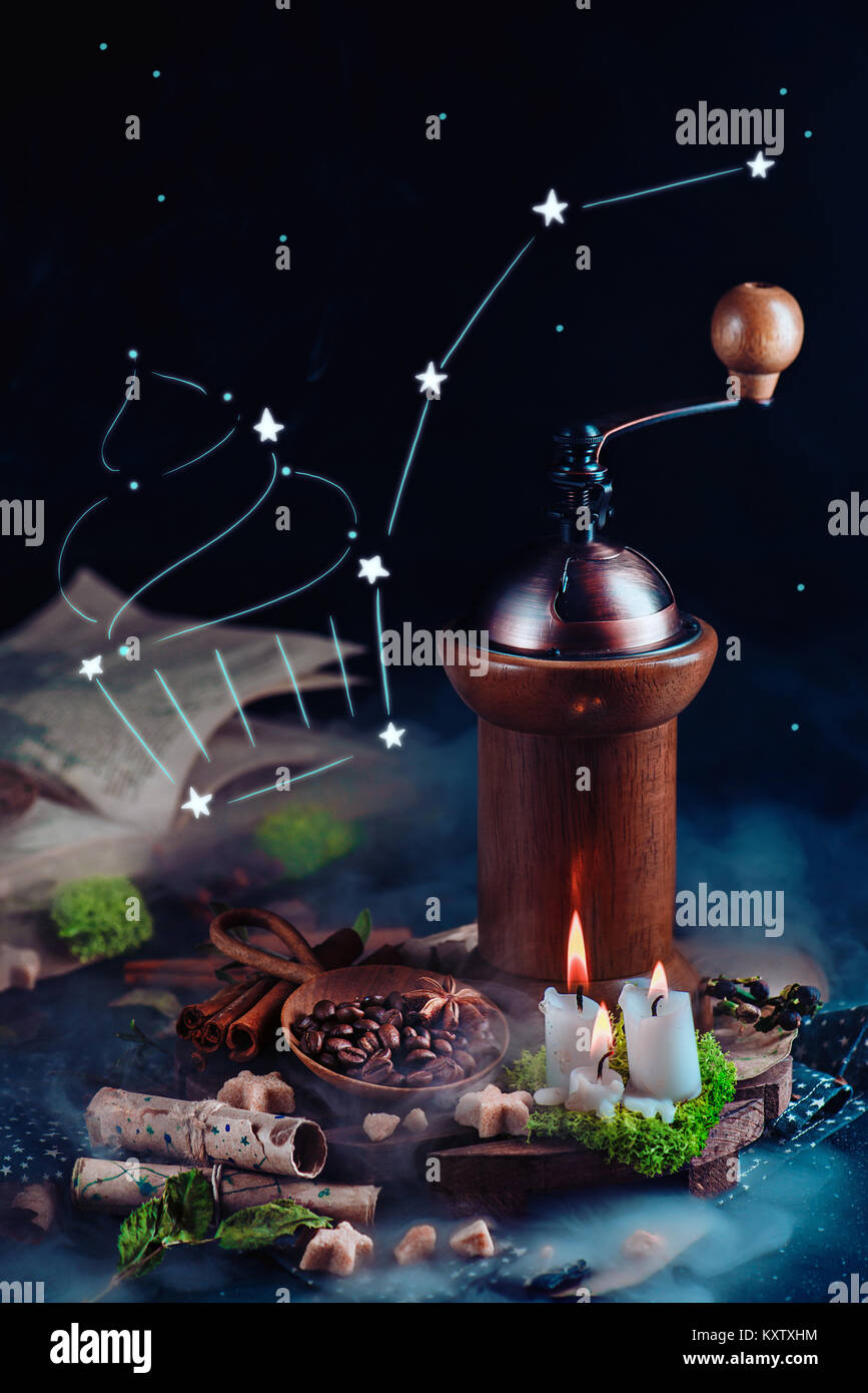 Constellation Cupcake dans une nature morte au moulin à café, grains de ...