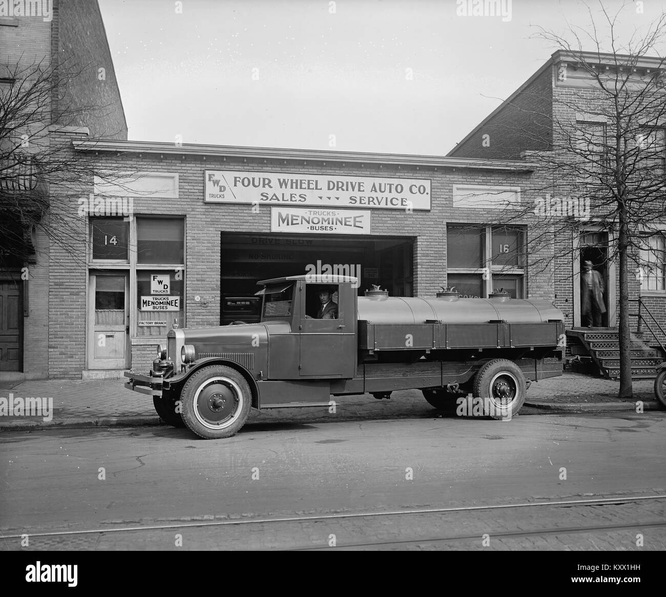 Camion de livraison de carburant Banque de photographies et d’images à ...